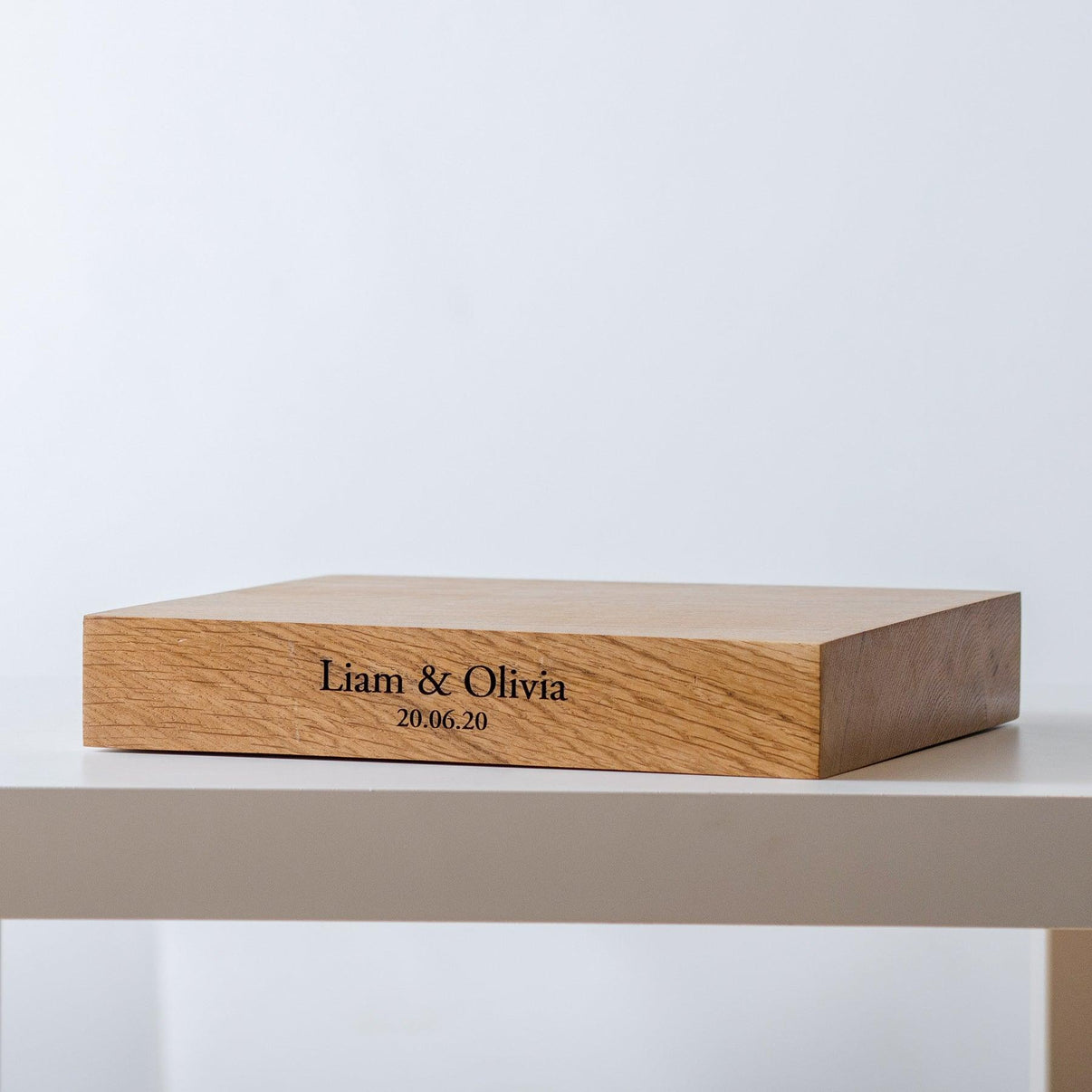 Personalised solid oak cake stand – Stag Design