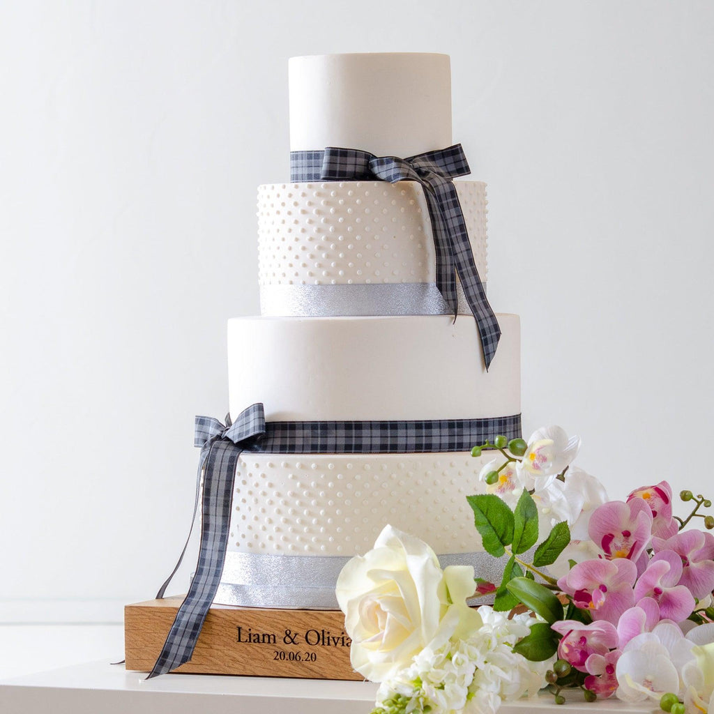 Personalised solid oak cake stand – Stag Design